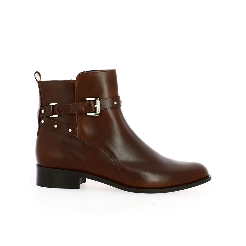 Bottines plates marron à clou. Chaussures classiques et moderne femme